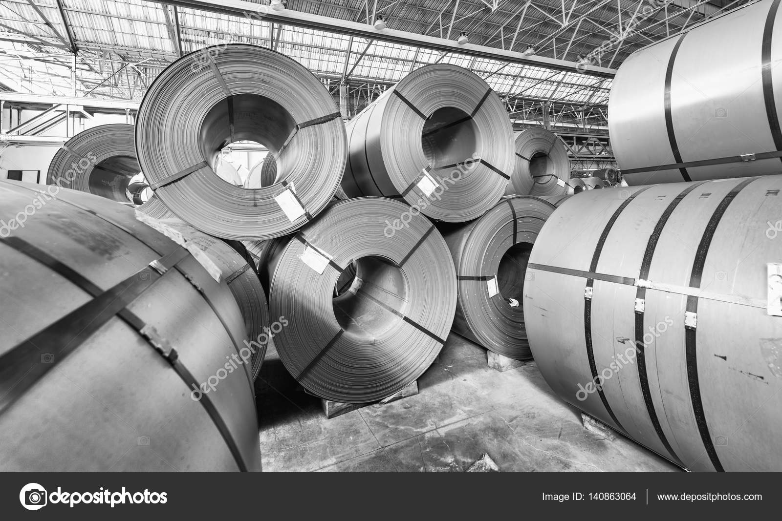 Bobinas de metal empilhadas. Ambiente industrial fotos, imagens de ...