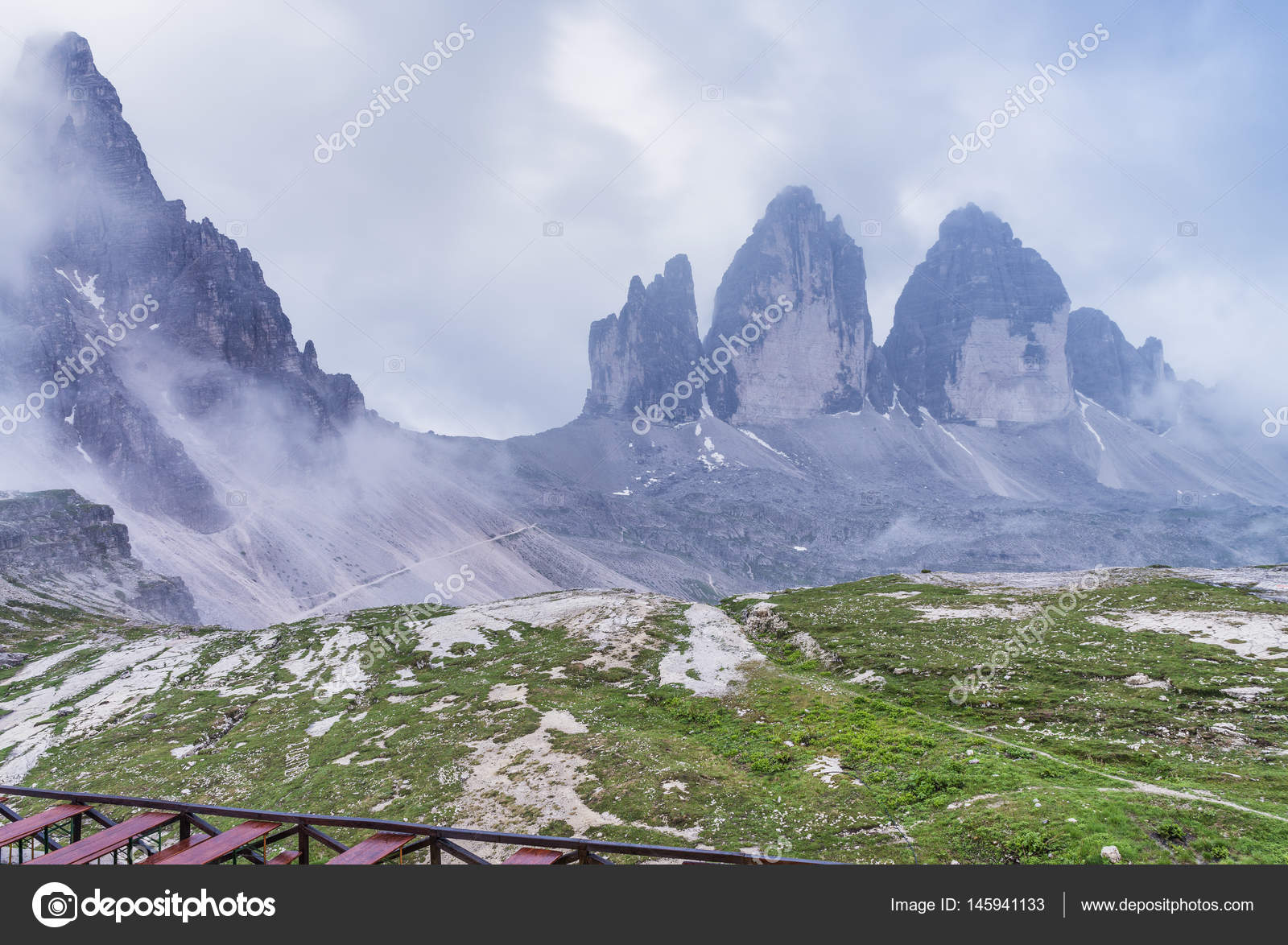 Tres picos de Lavaredo al atardecer de verano, Dolomitas italianas ...