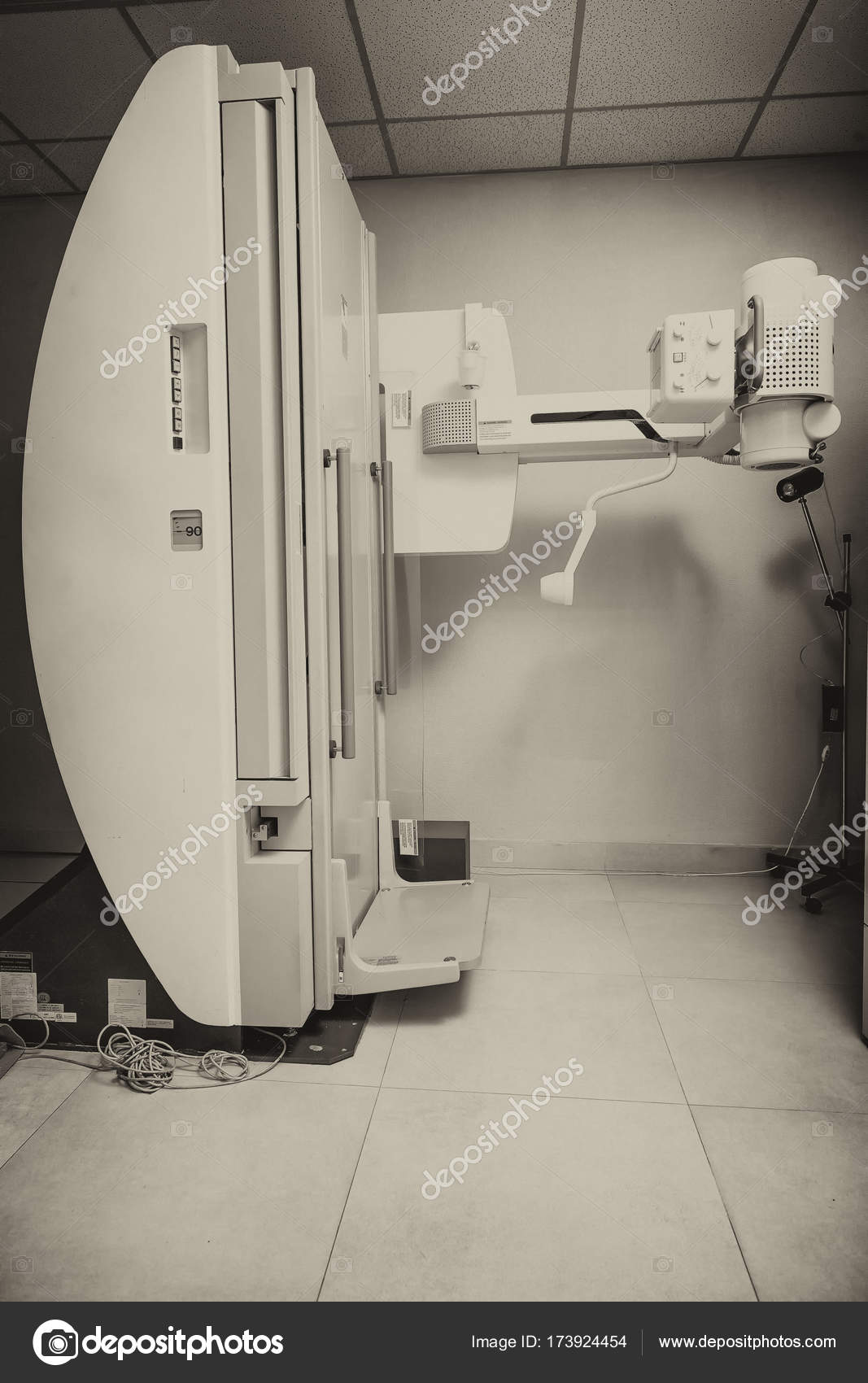 X-Ray scan machine Stock Photo by ©jovannig 173924454