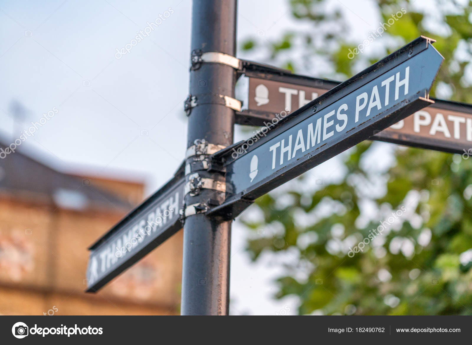 Thames Path Signs Canary Wharf London — Stock Photo © jovannig #182490762