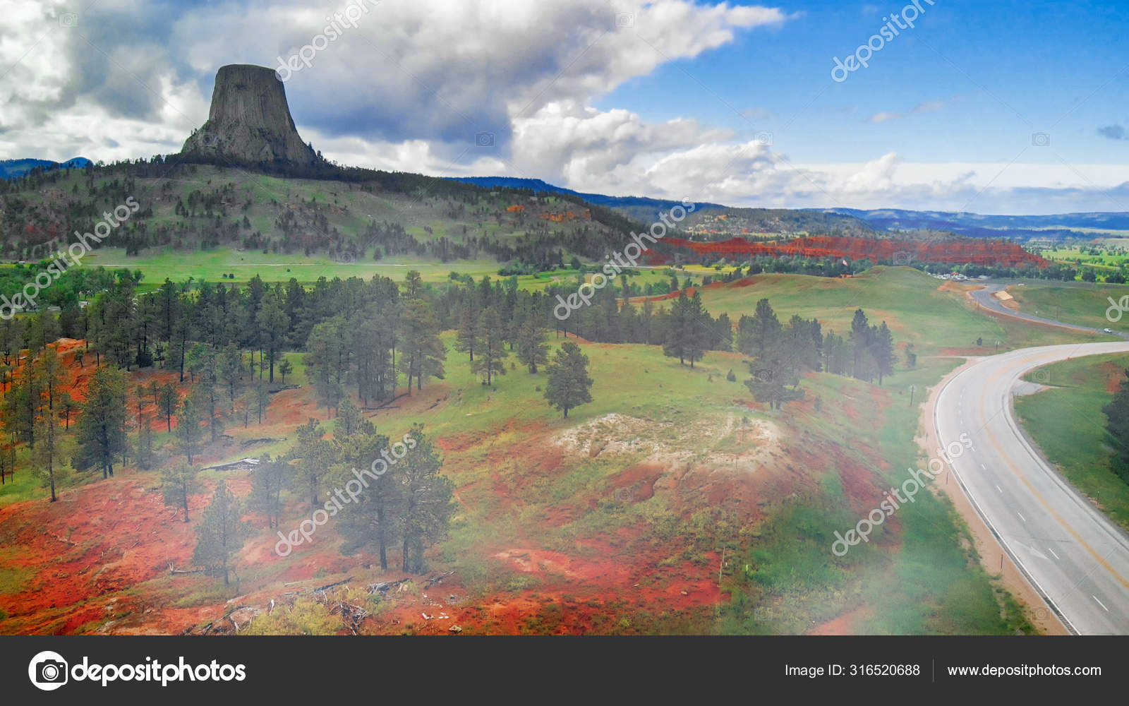 Devil's Tower National Monument and surrounding landscape in sum Stock ...