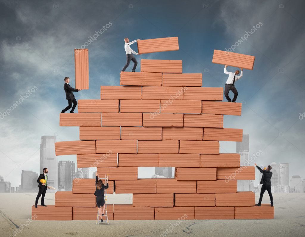 La gente construyó juntos una gran pared de ladrillo — Foto de stock ...