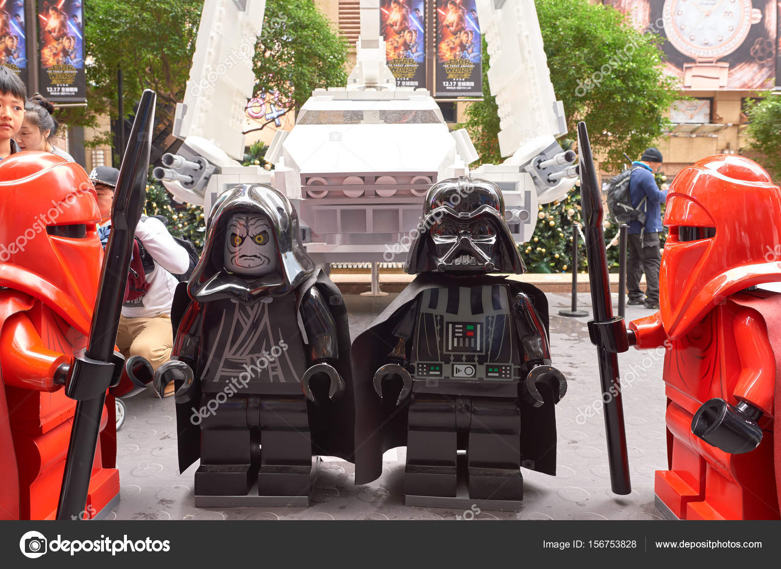 Life-sized Lego figures – Stock Editorial Photo © teamtime #156753828