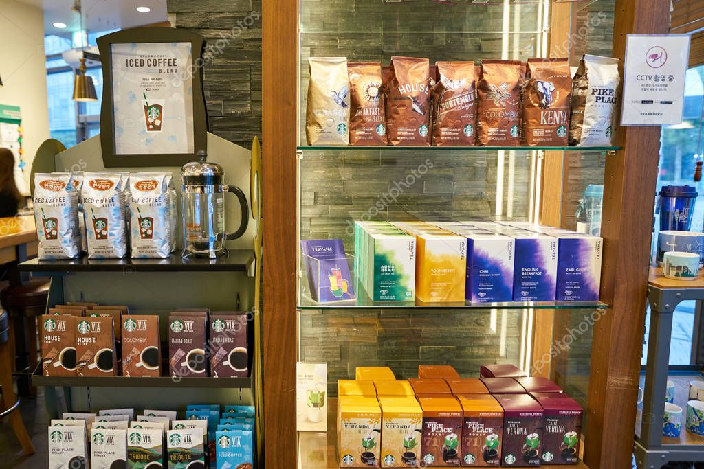 BUSAN, COREA DEL SUR - CIRCA MAY, 2017: productos en exhibici n en la cafeter a Starbucks en ...