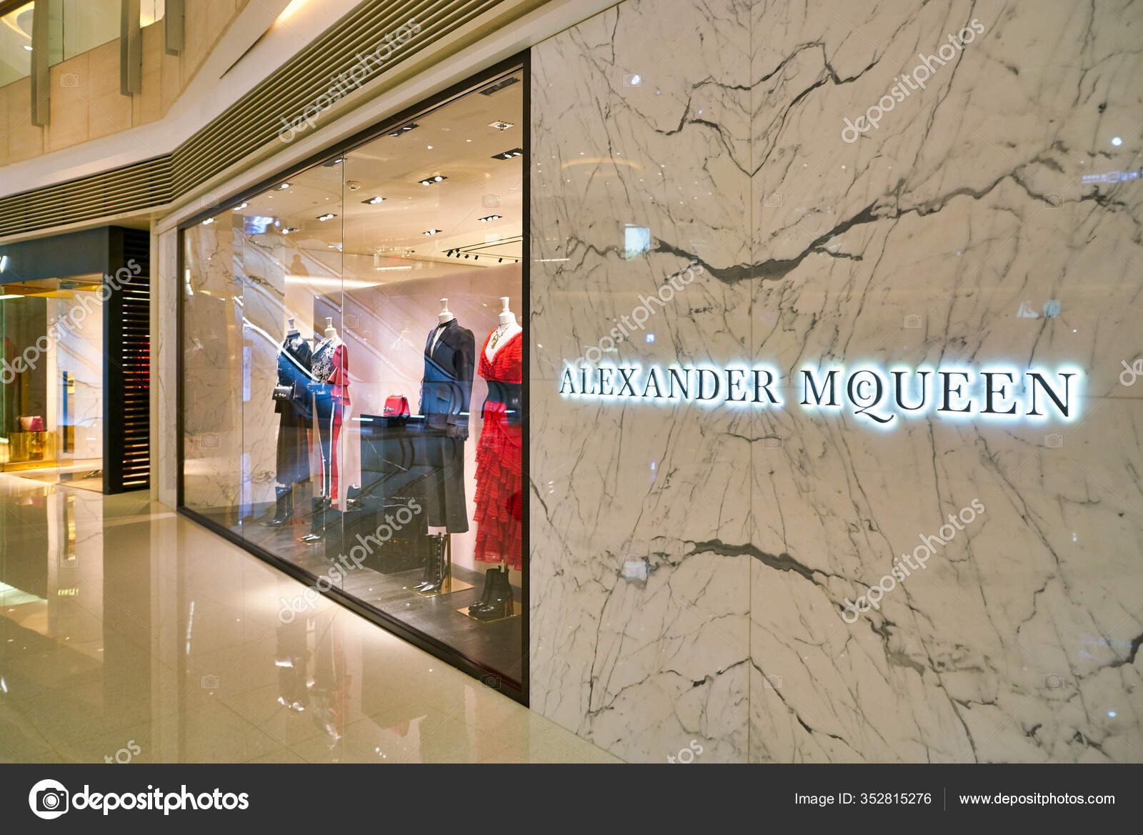 Hong Kong China Circa Enero 2019 Escaparate Tienda Alexander Mcqueen ... Hong Kong China Circa Enero 2019 Escaparate Tienda Alexander Mcqueen ...