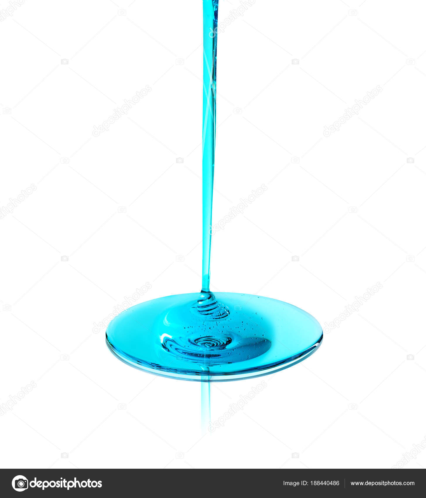 Líquido azul que vierte sobre la superficie de vidrio — Foto de stock ...