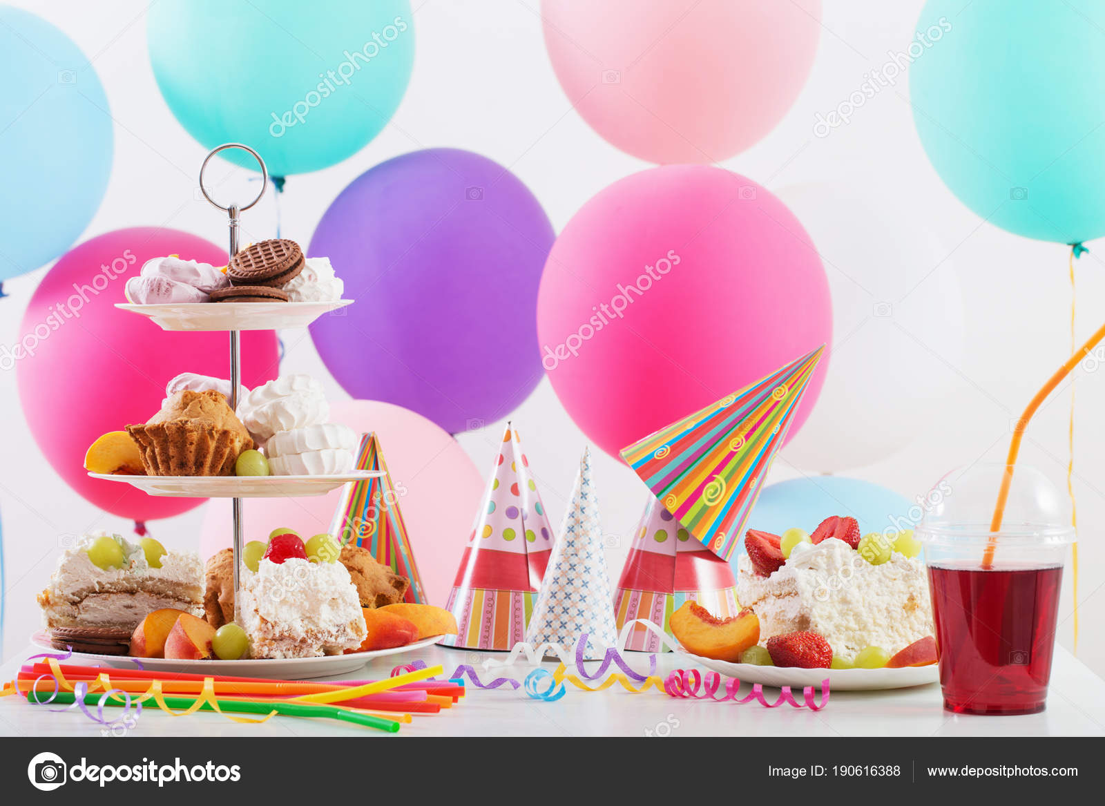 Geburtstagsfeier mit Kuchen und bunten Luftballons - Stockfotografie ...