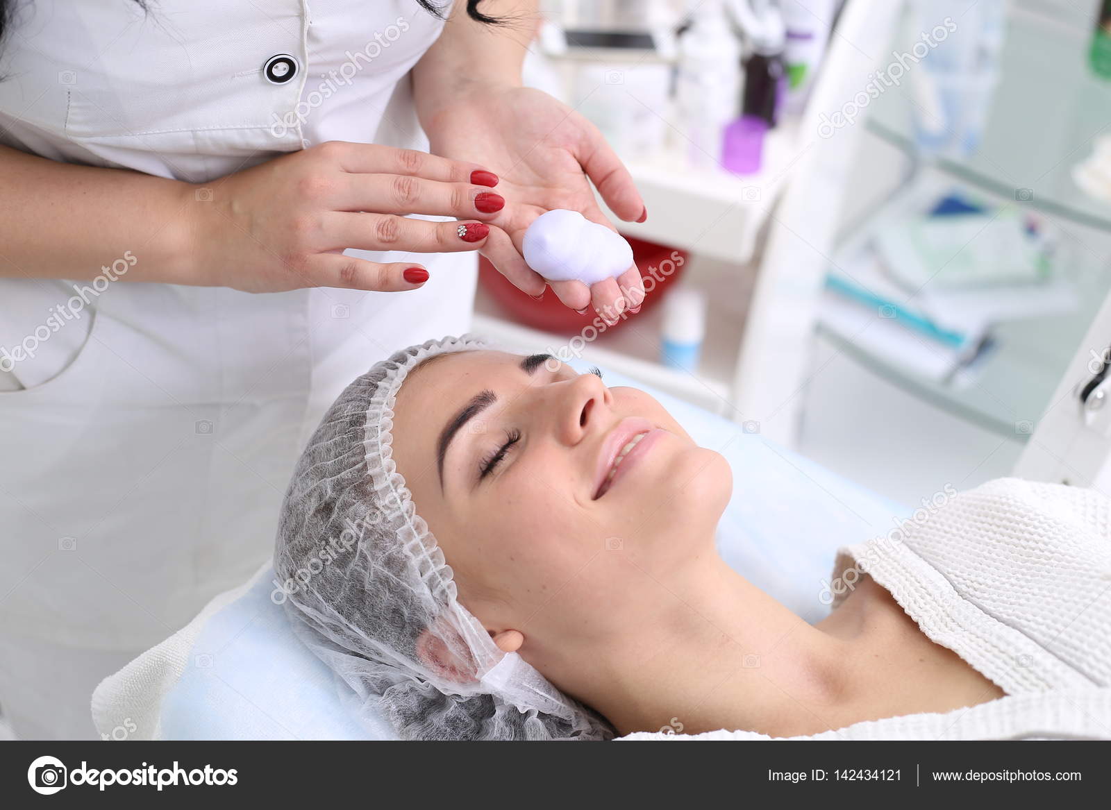 Cleaning the skin with foam Stock Photo by ©nikolasvn 142434121