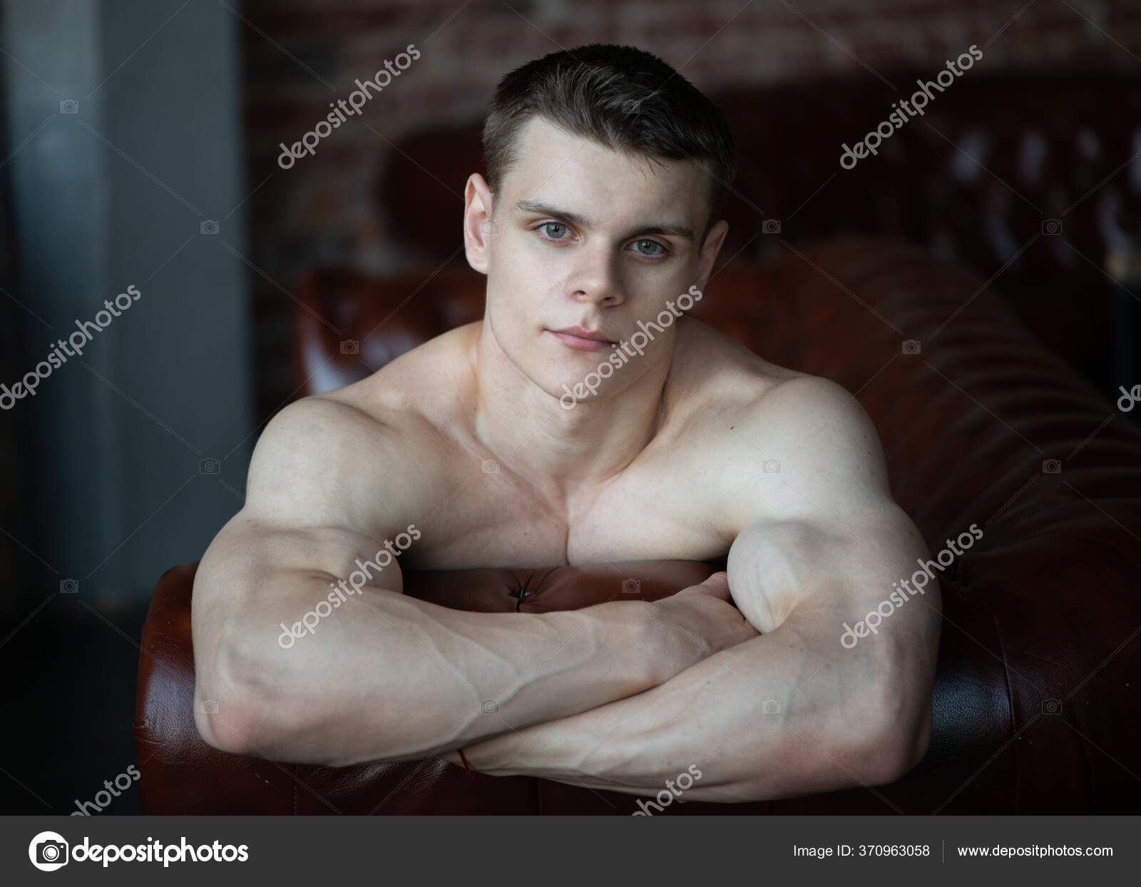 Portrait Muscular Man Posing Studio — Stock Photo © vishstudio #370963058