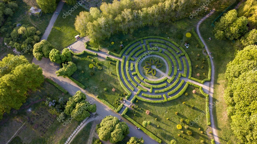 Vista aérea del laberinto natural en el jardín botánico de Kiev con ...