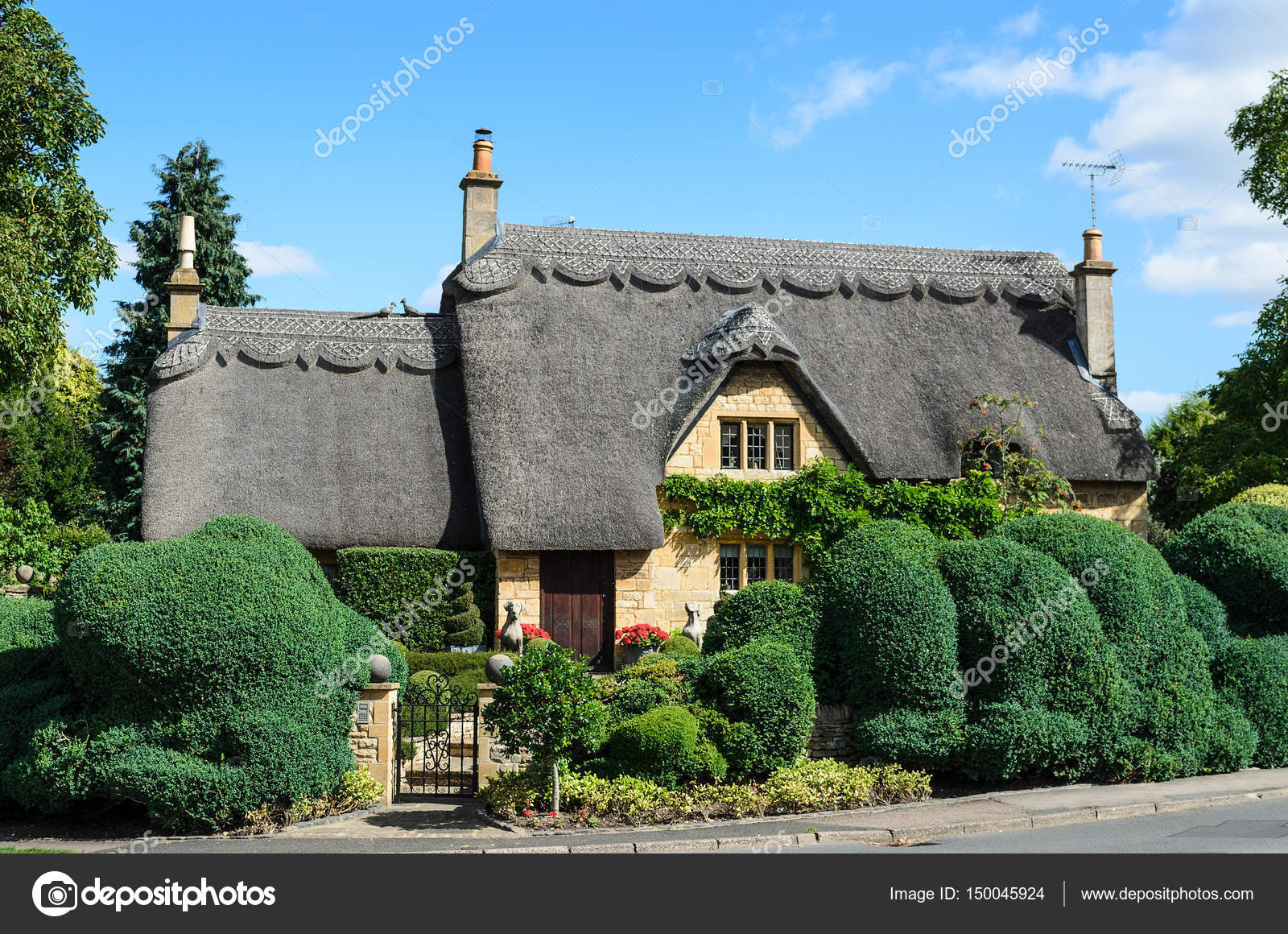 Thatched cottage with beautiful garden Stock Photo by ©pljvv1 150045924
