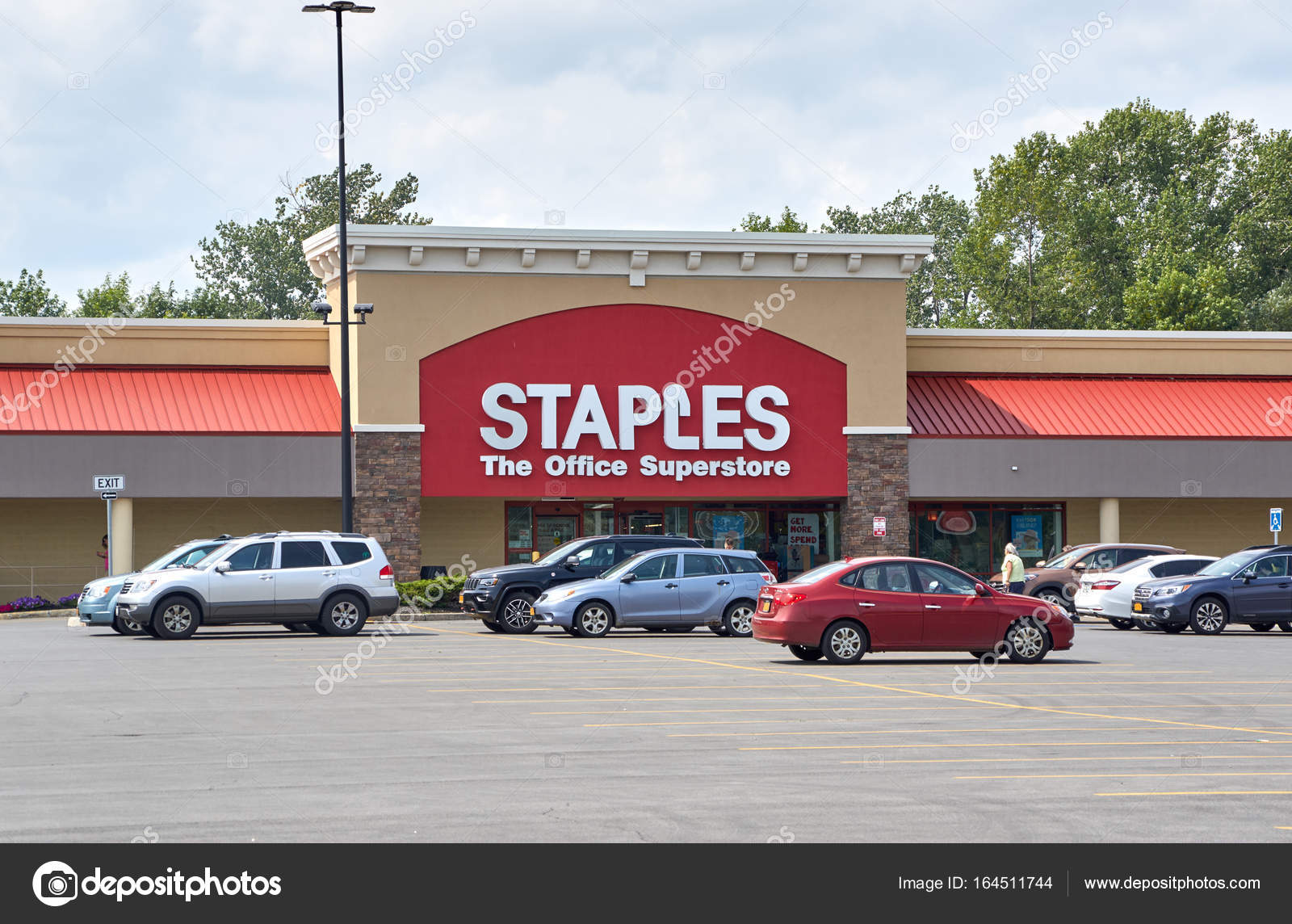 Staples store and logo. — Stock Editorial Photo © dennizn #164511744