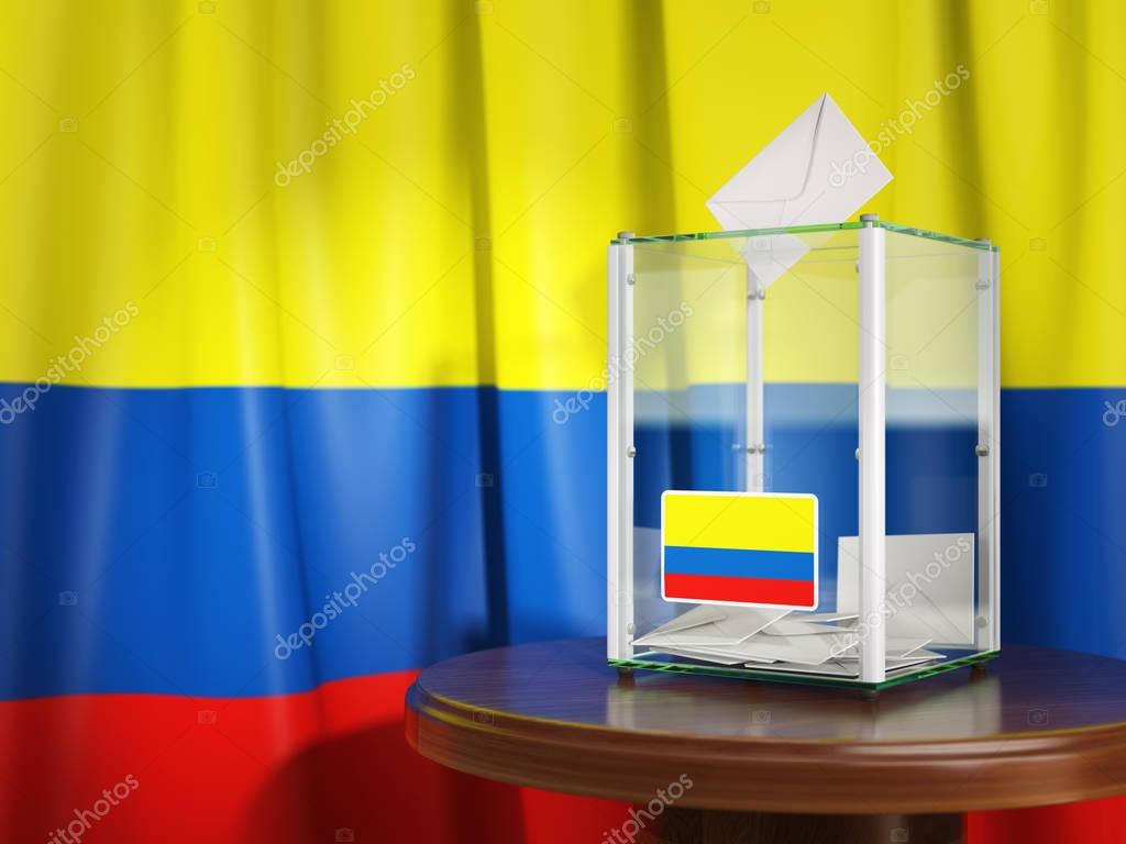 Caja de votación con bandera de Colombia y papeletas de votación ...