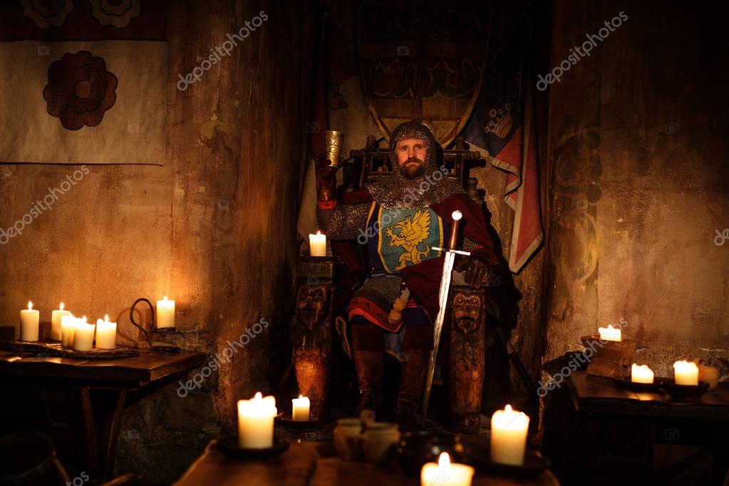 Rey medieval en el trono en el antiguo castillo interior. 2023