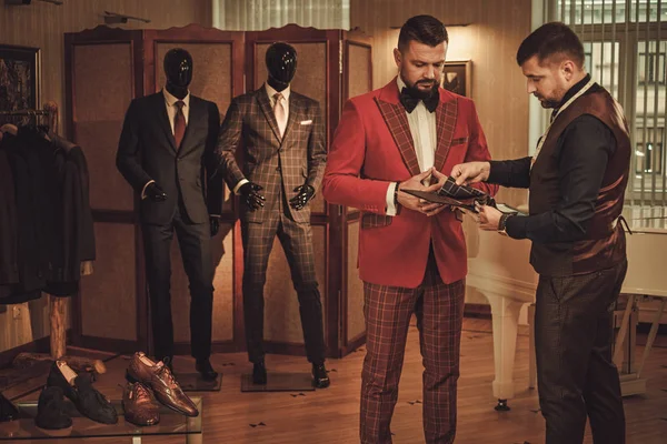 Hombres vistiendose fotos de stock, imágenes de Hombres vistiendose sin ...