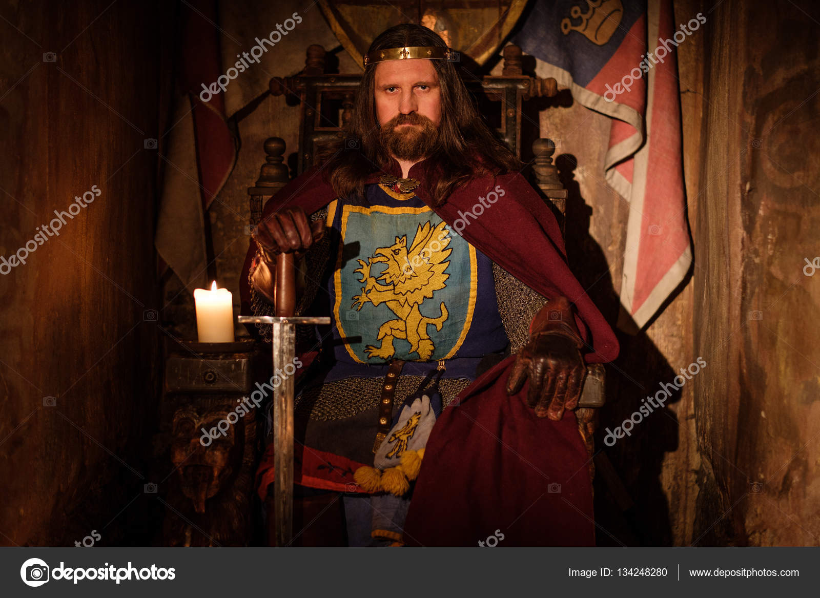 Rey medieval en el trono en el antiguo castillo interior .: fotografía ...