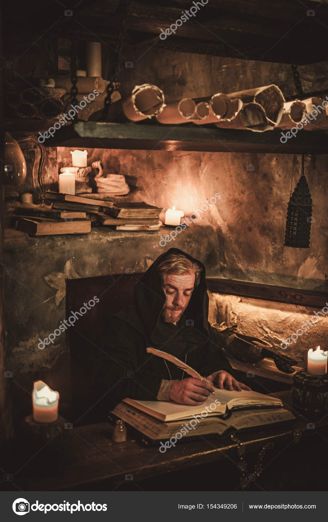 Monje cronista escribe un manuscrito antiguo: fotografía de stock ...