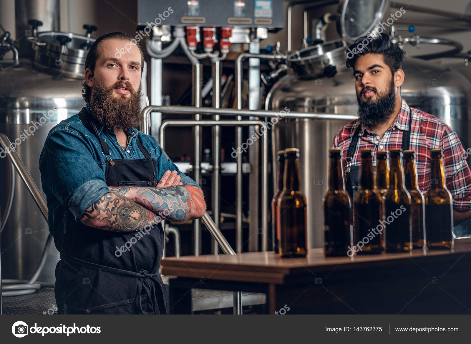 Men presenting craft beer — Stock Photo © fxquadro #143762375