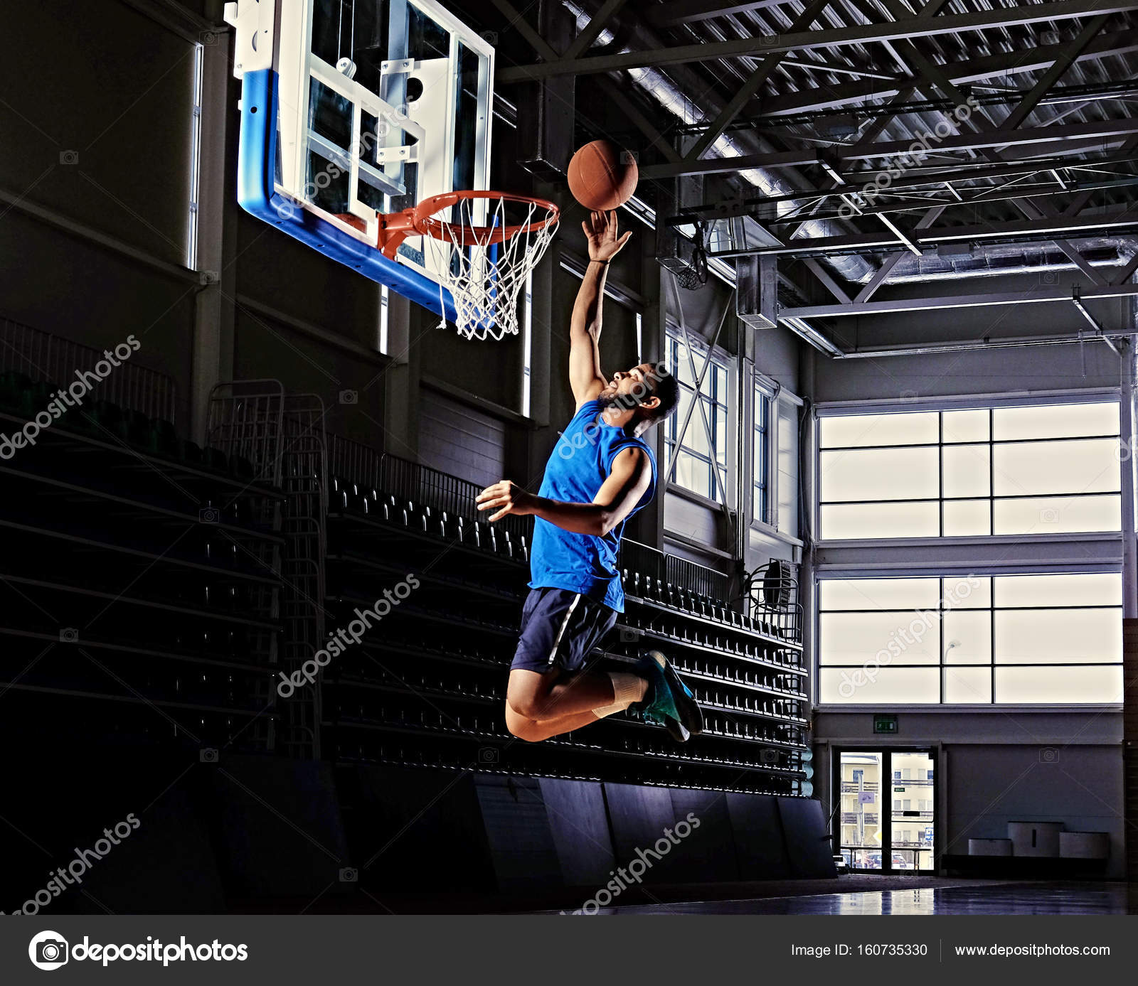 Joueur de basket-ball en action sur le terrain — Photographie fxquadro ...