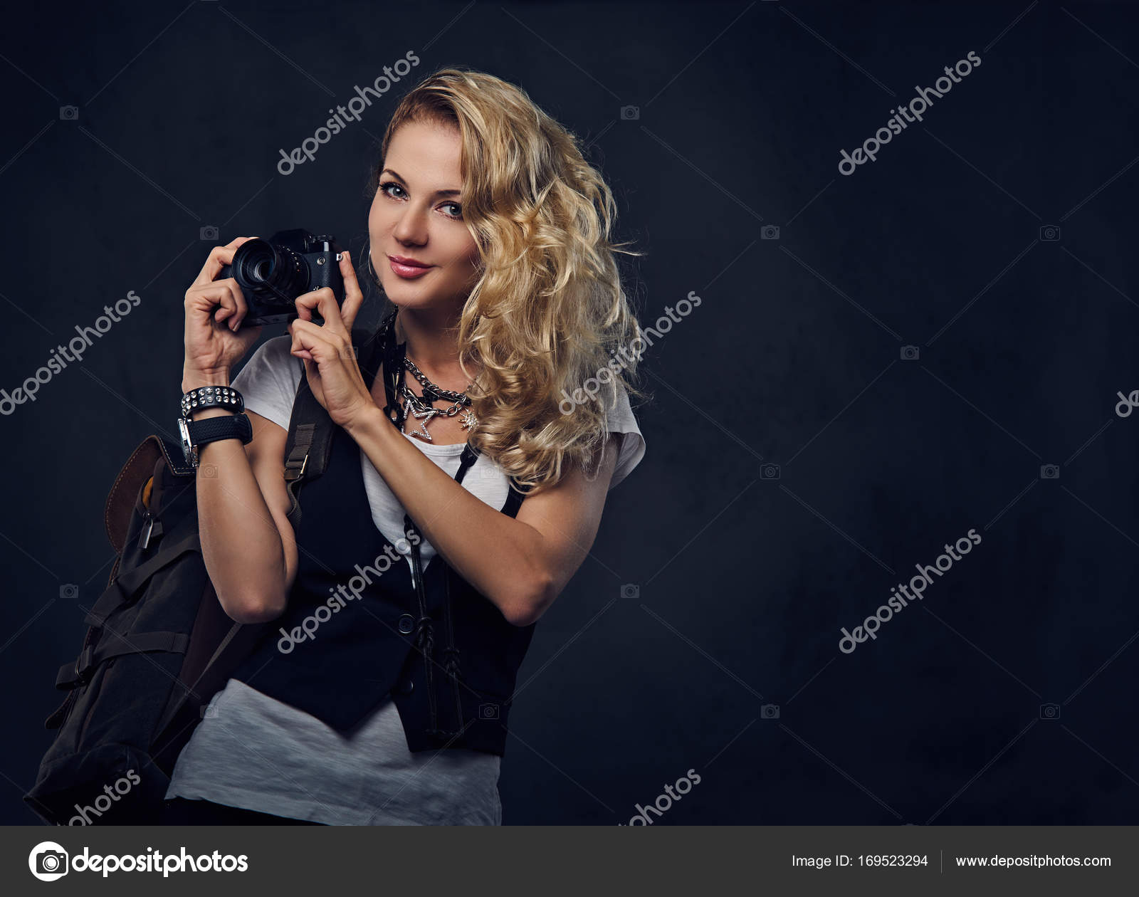 Female holds a compact digital camera. — Stock Photo © fxquadro #169523294