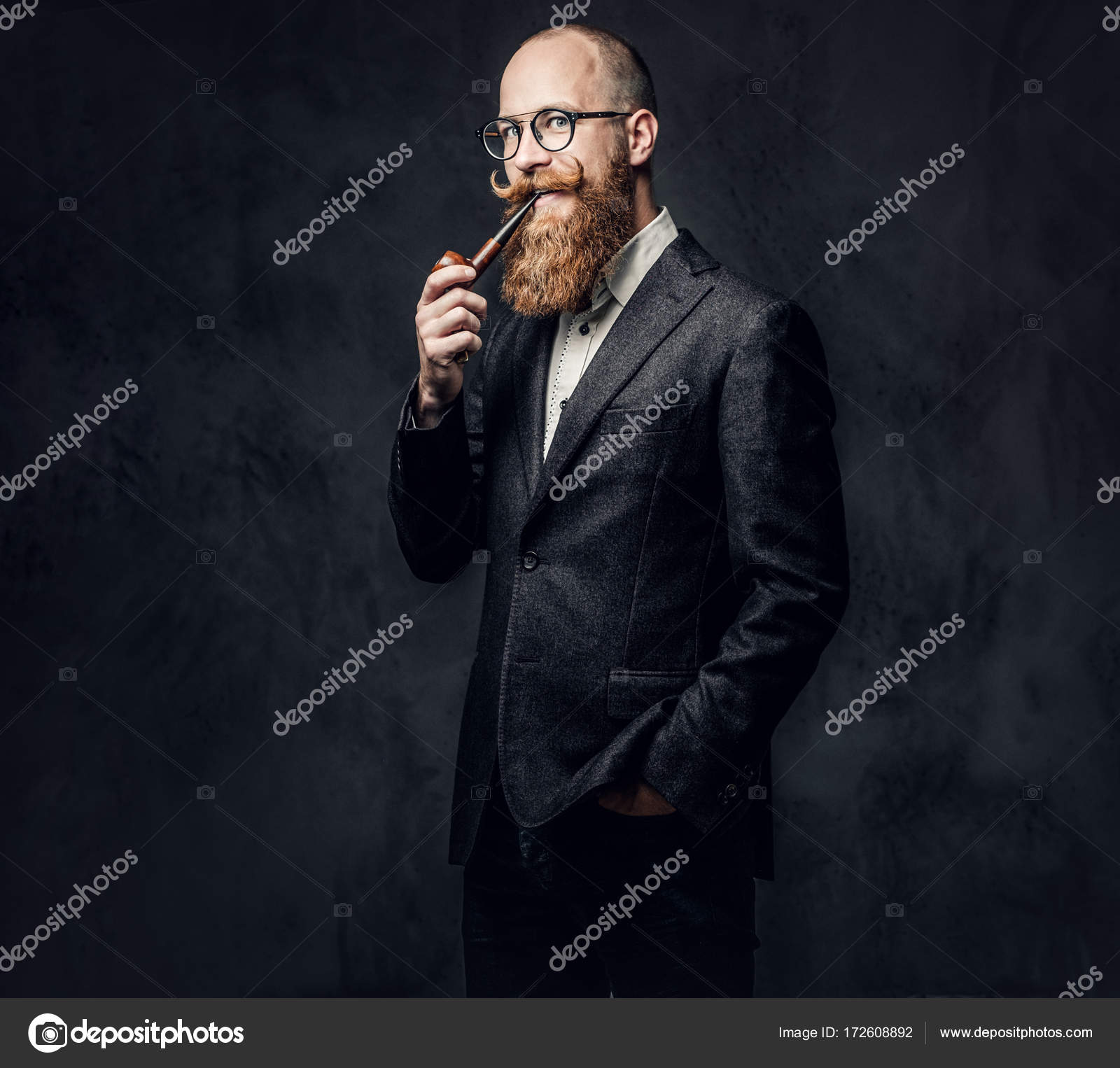 Un hombre fumando pipa tradición .: fotografía de stock © fxquadro ...
