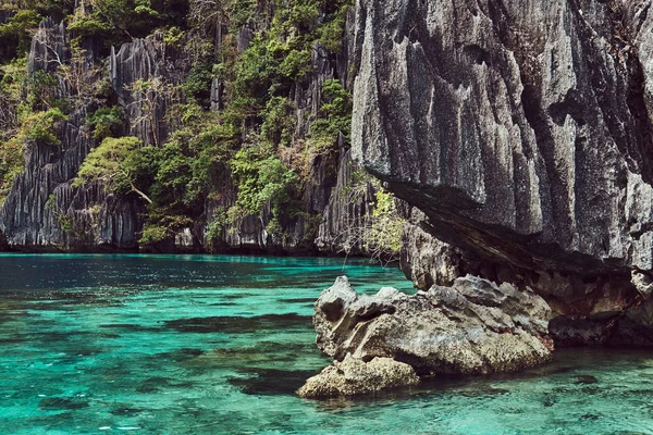 Hermoso paisaje de una bahía rocosa de las Islas Filipinas. Océano ...