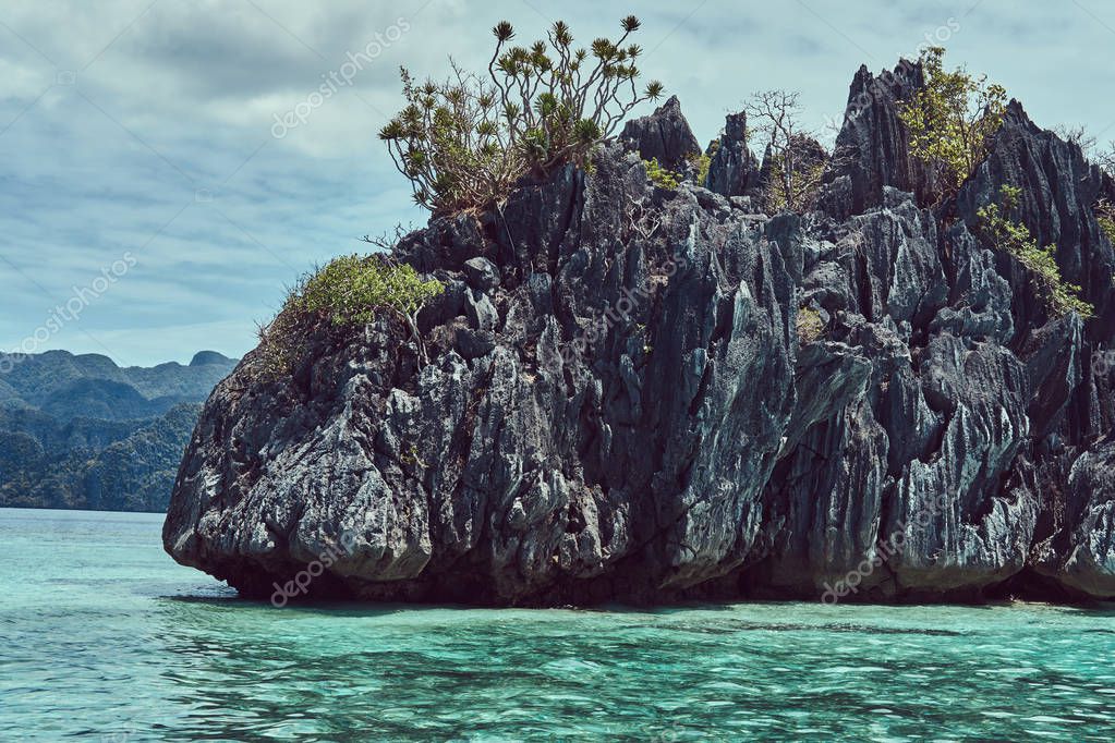 Hermoso paisaje de una bahía rocosa de las Islas Filipinas. Océano ...