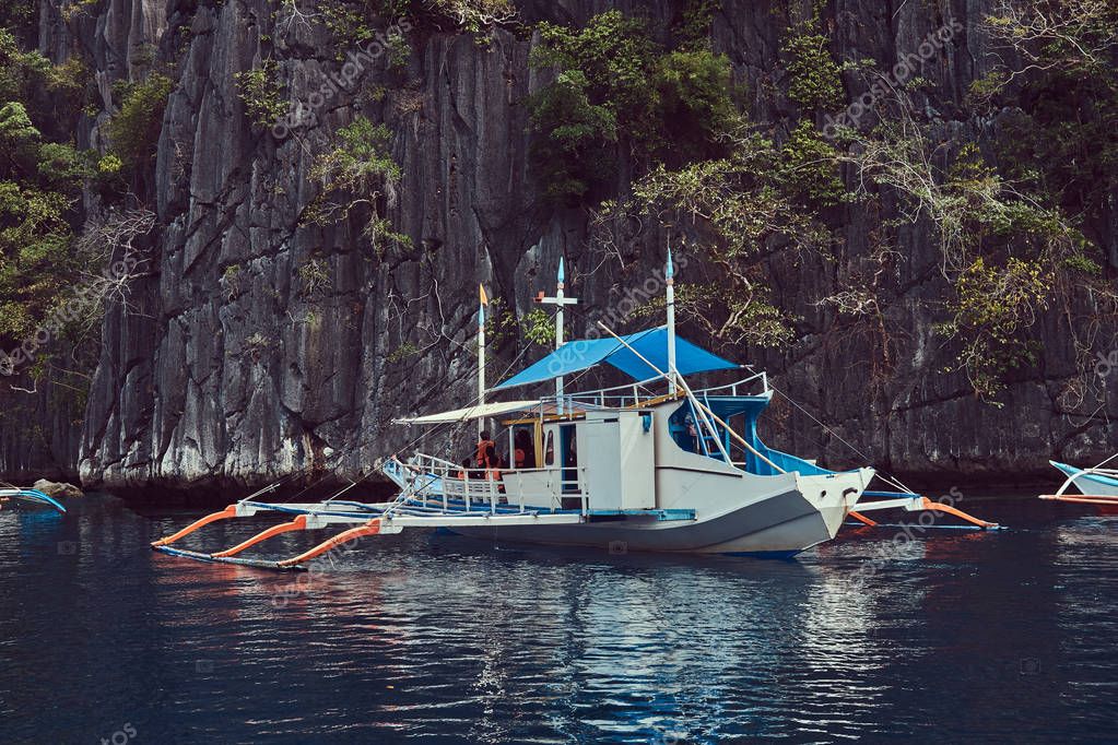 Barco turístico en una hermosa bahía rocosa de las Islas Filipinas. 2024