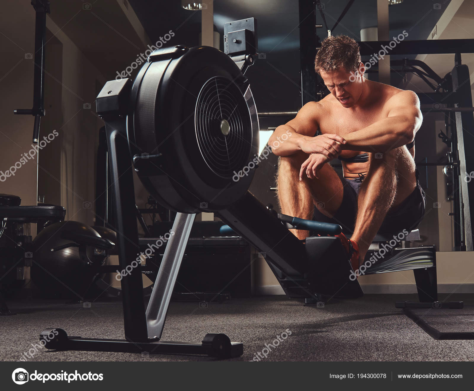 Atleta musculoso sin camisa descansando después de un duro ...