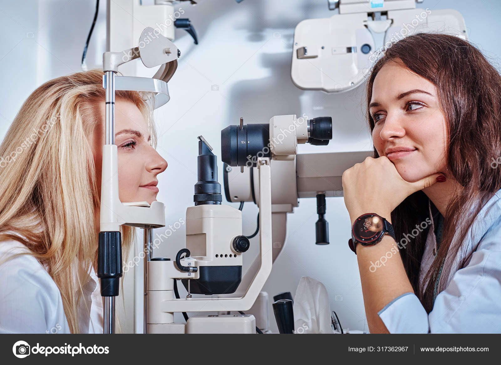Woman Is checking her sight at optician cabinet — Stock Photo ...