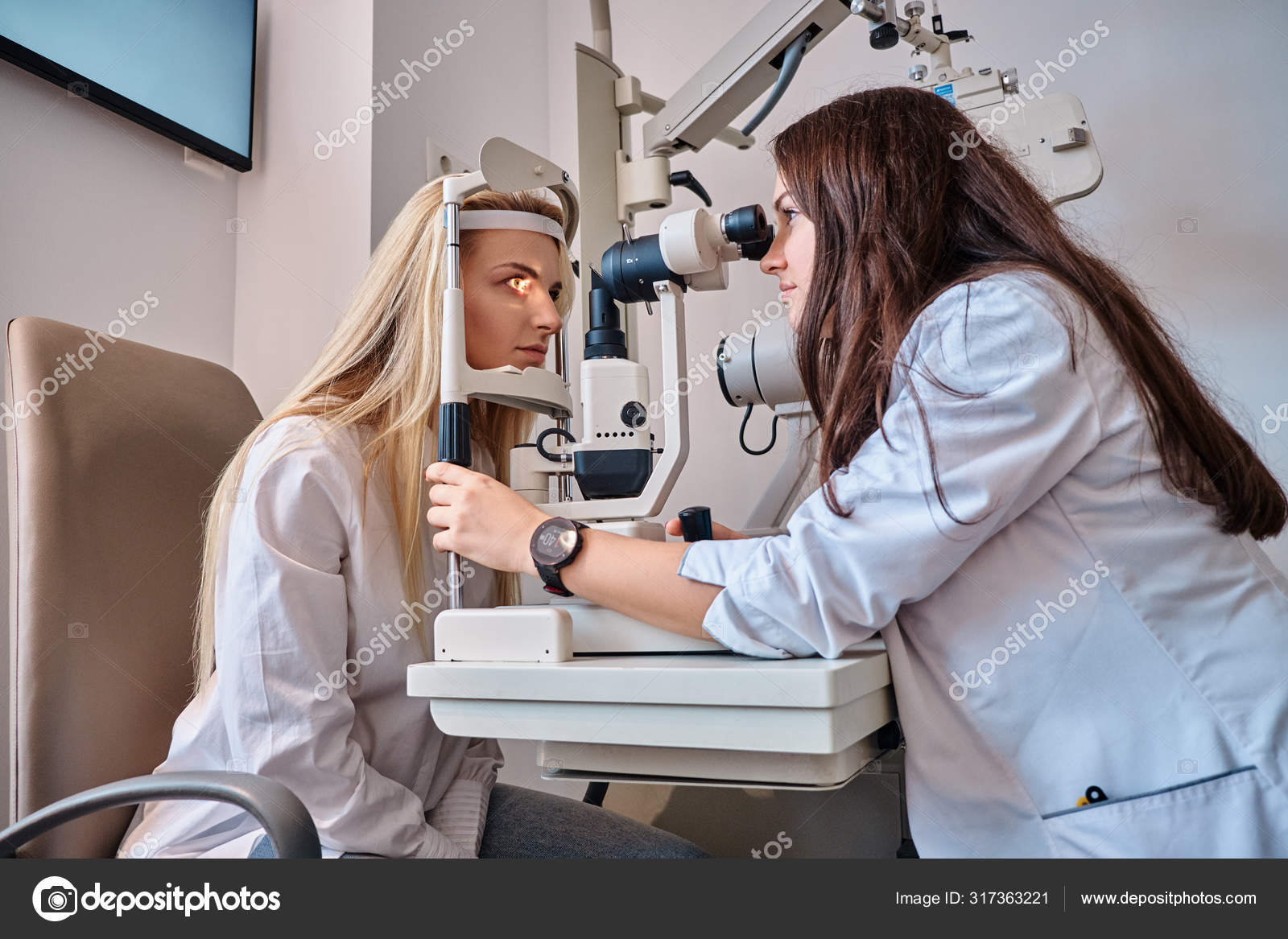 Woman Is checking her sight at optician cabinet — Stock Photo ...
