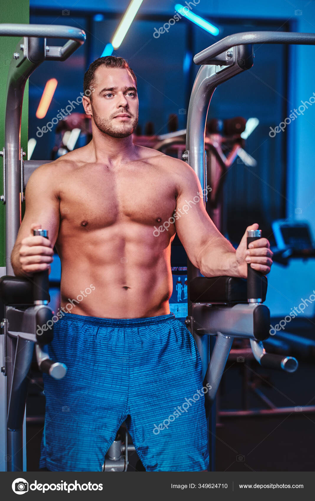 Binaragawan yang kuat melakukan excersise pada bar paralel di pusat kebugaran modern — Foto Stok ...