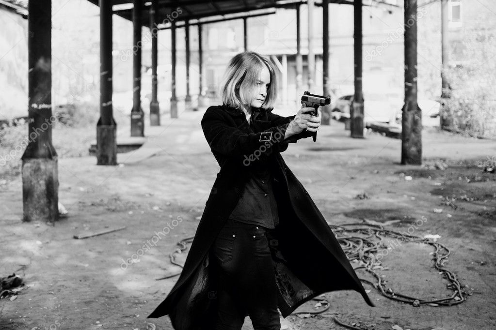 Mujer apuntando con un arma. Mafia chica disparando a alguien en la ...