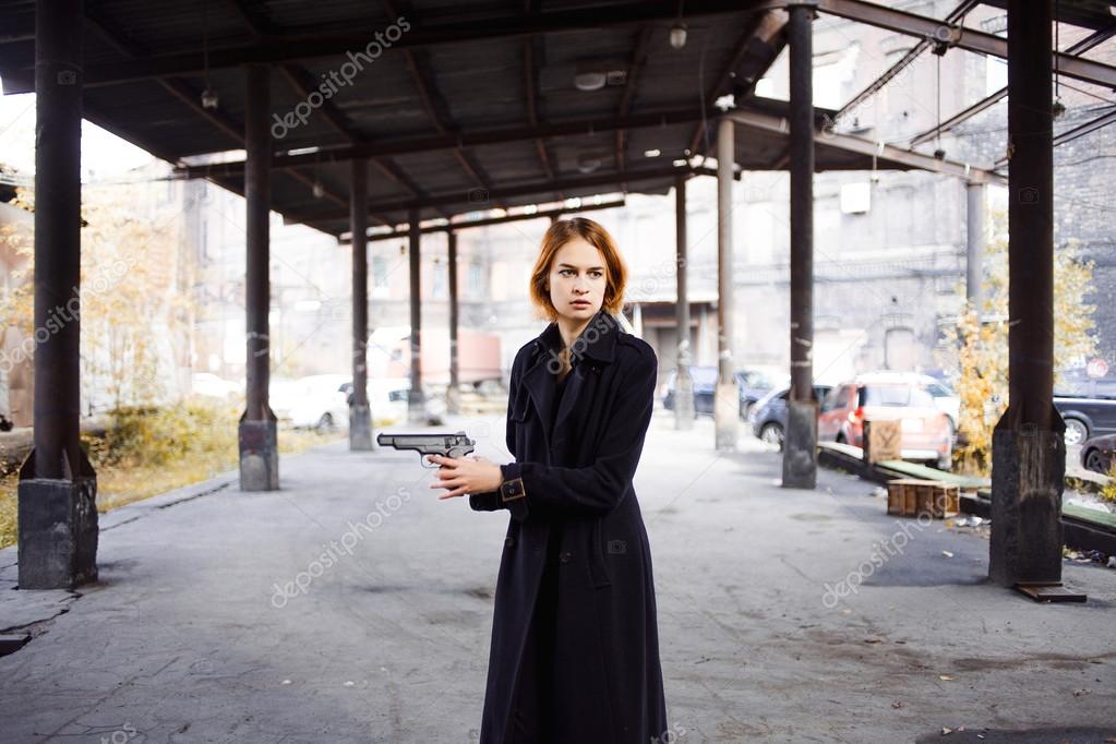 Mujer apuntando con un arma. Mafia chica disparando a alguien en la ...