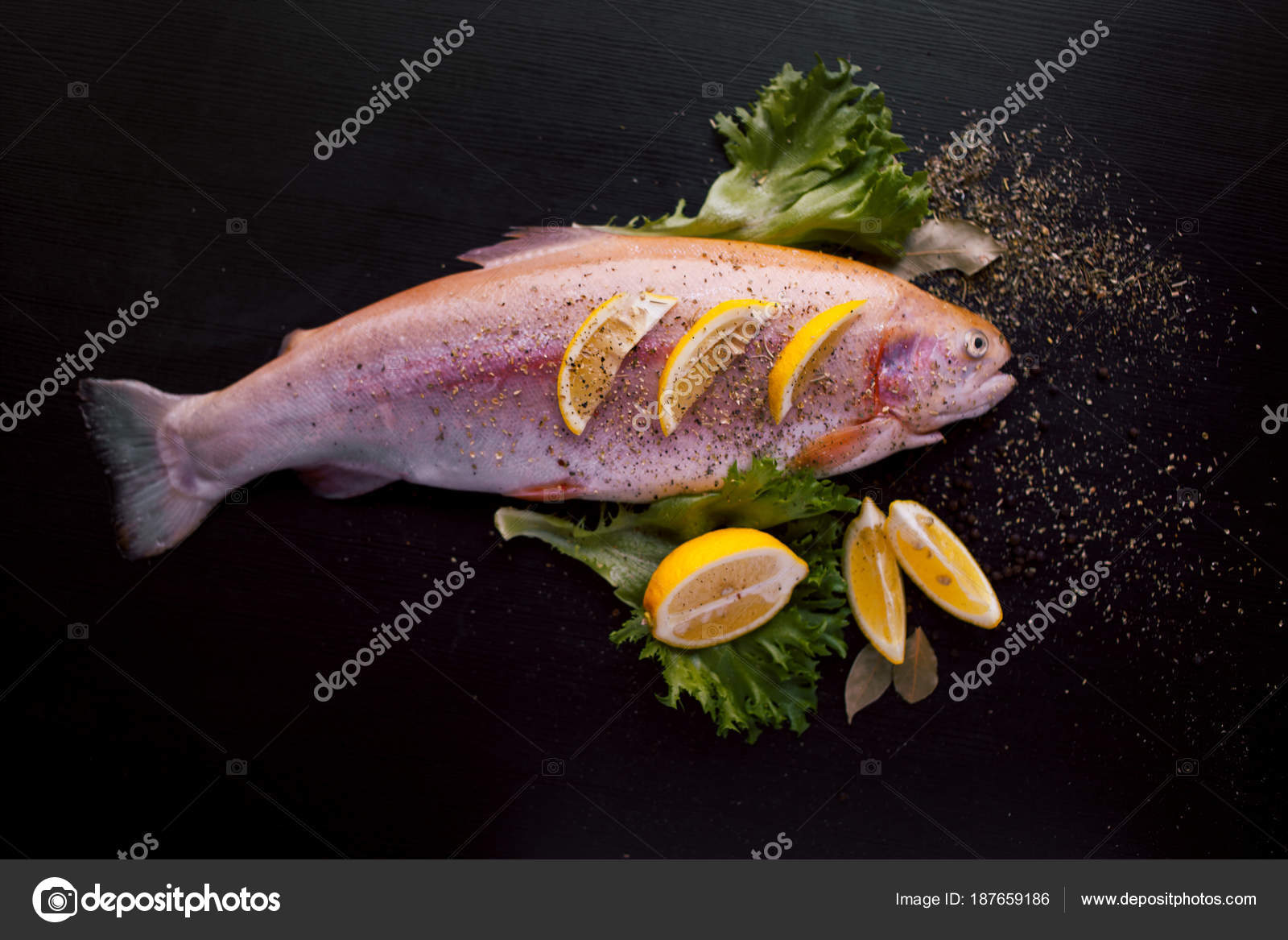 Trucha fresca e ingredientes para preparar platos de pescado sobre mesa ...