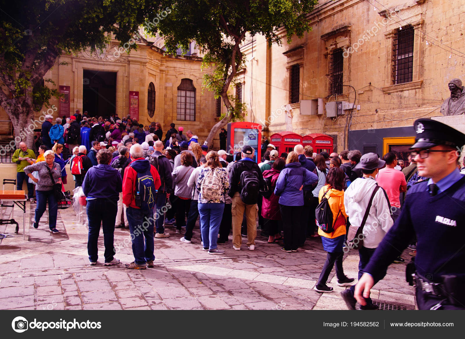Crowd of passengers from cruise ships Stock Photo by ©cascoly 194582562