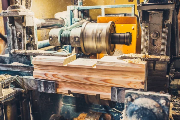 The machine cuts the lock in the bar for the connection - the ...