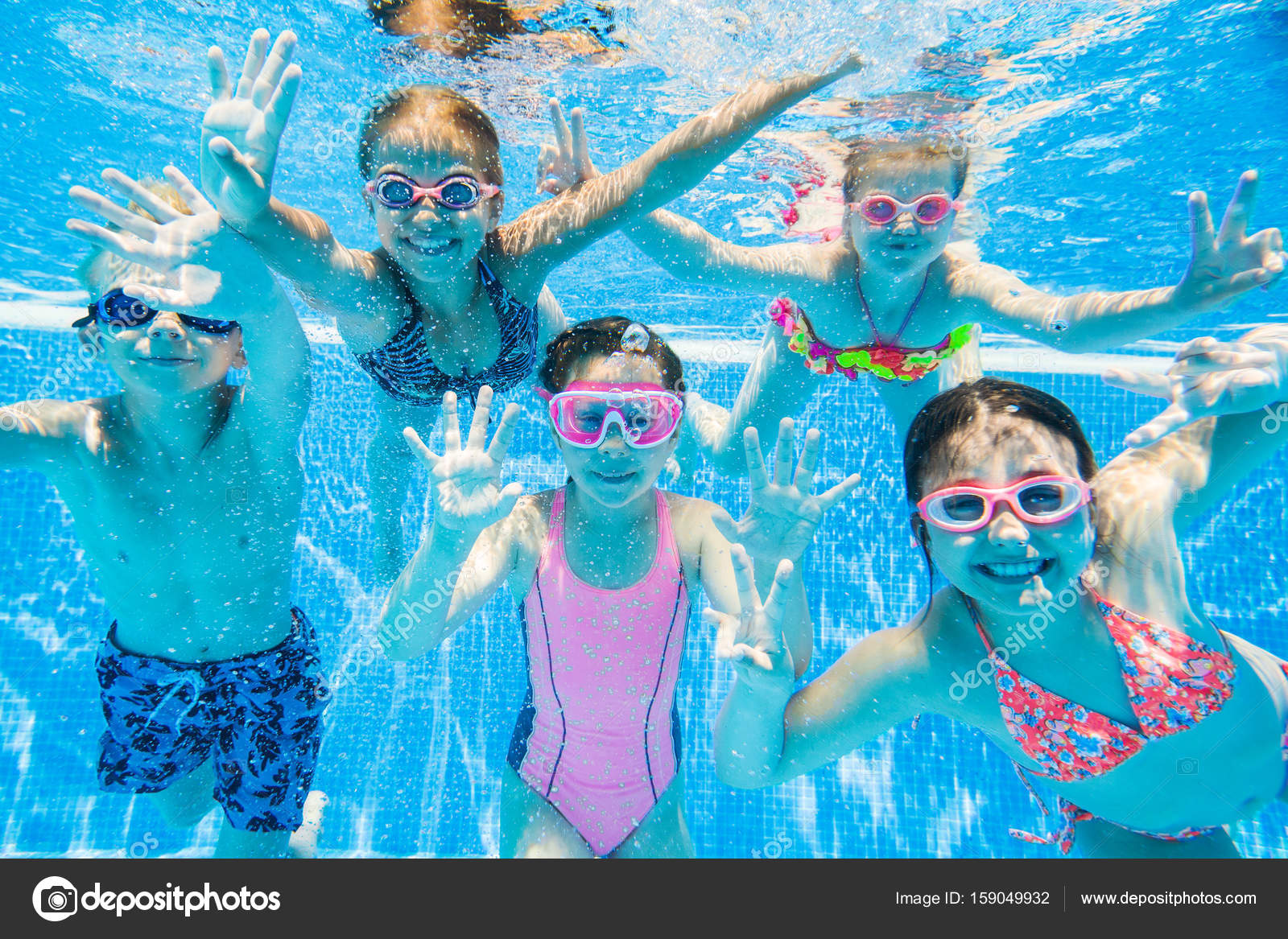 Kleine kinderen zwemmen in het zwembad onder water. ⬇ Stockfoto ...