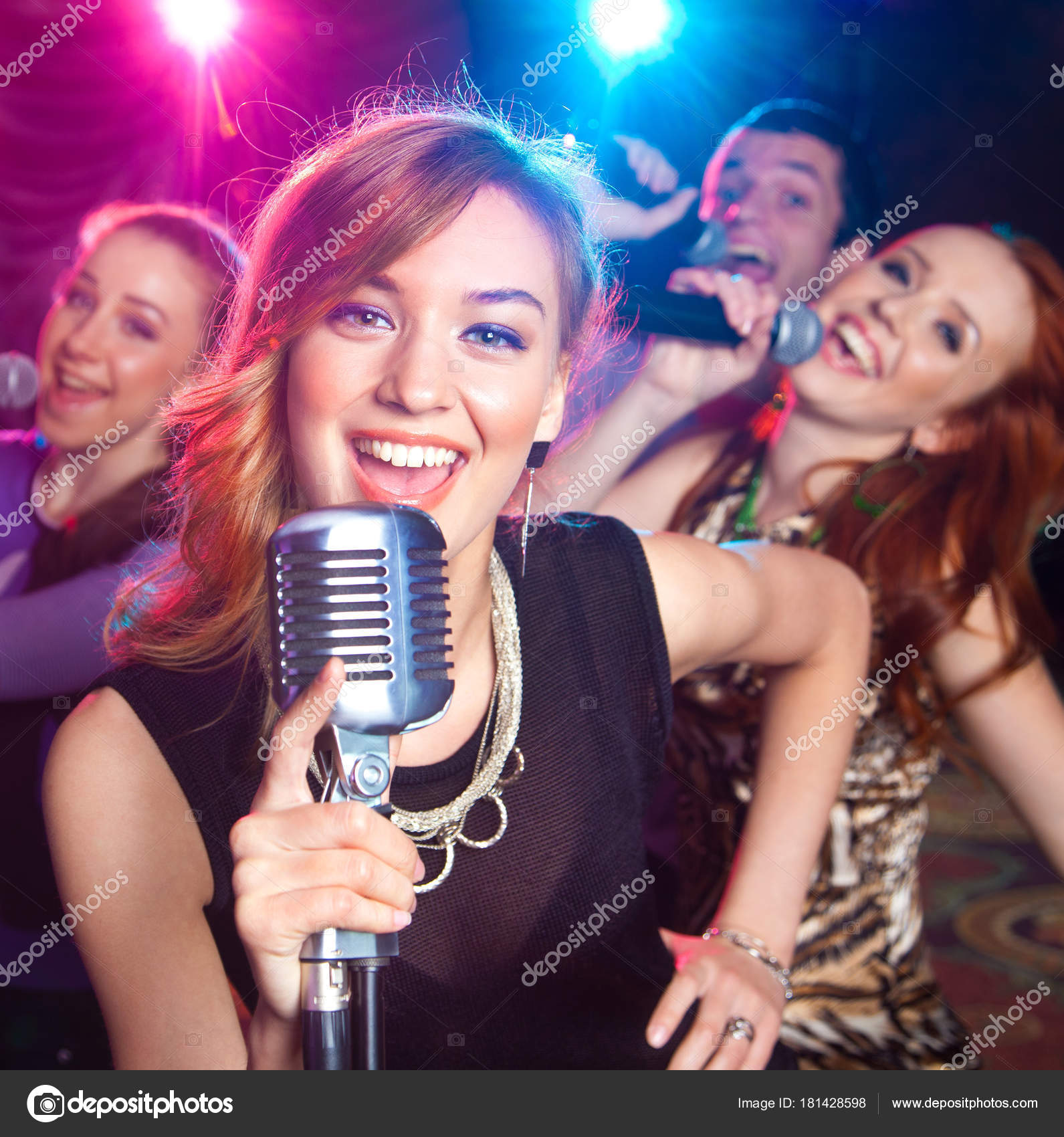 Young girl singing — Stock Photo © yanlev #181428598