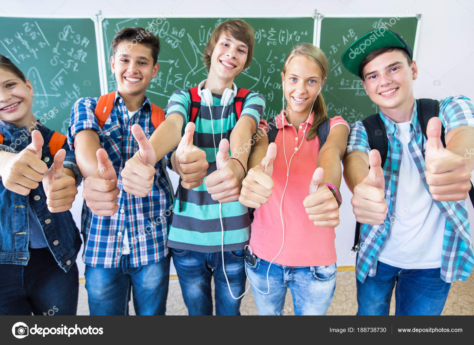 Adolescentes En La Escuela Fotografía De Stock © Yanlev 188738730