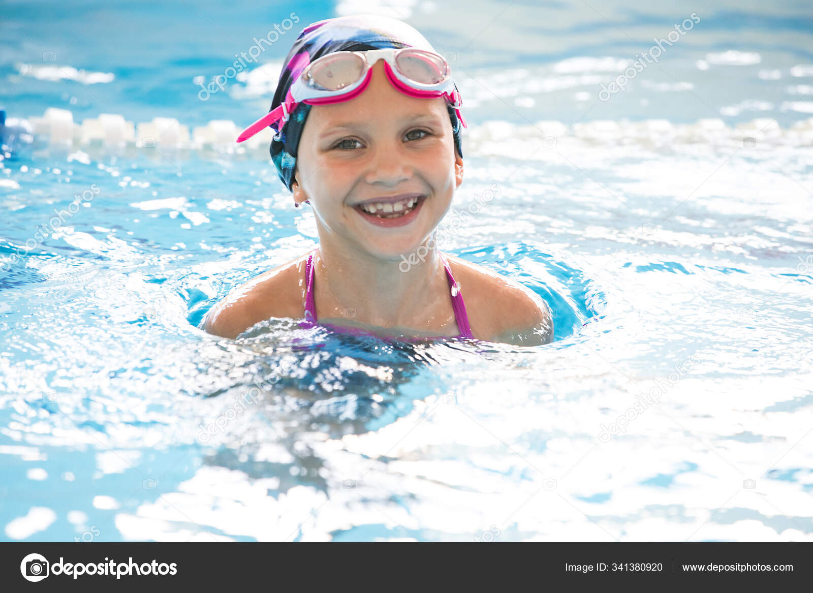 Niña En La Piscina Fotografía De Stock © Yanlev 341380920 Depositphotos