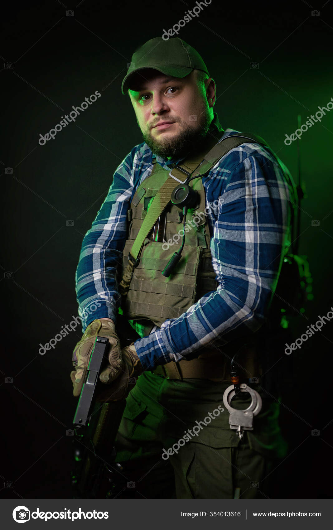 An operative an FBI agent in armor and with a weapon — Stock Photo ...