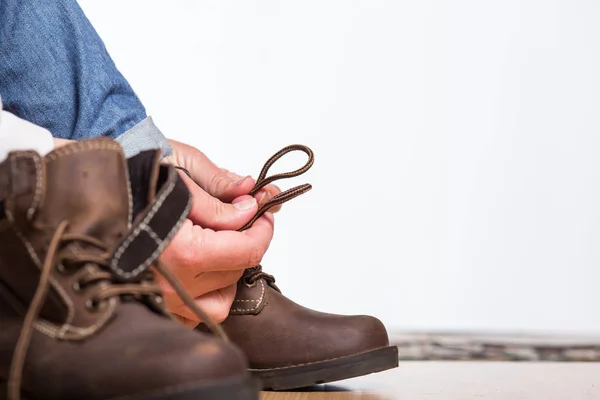 Femme mains attachant lacets Stock Photos, Royalty Free Femme mains ...