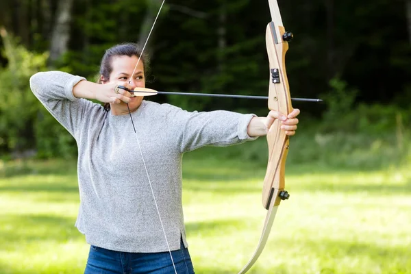 Arco y flecha fotos de stock, imágenes de Arco y flecha sin royalties ...