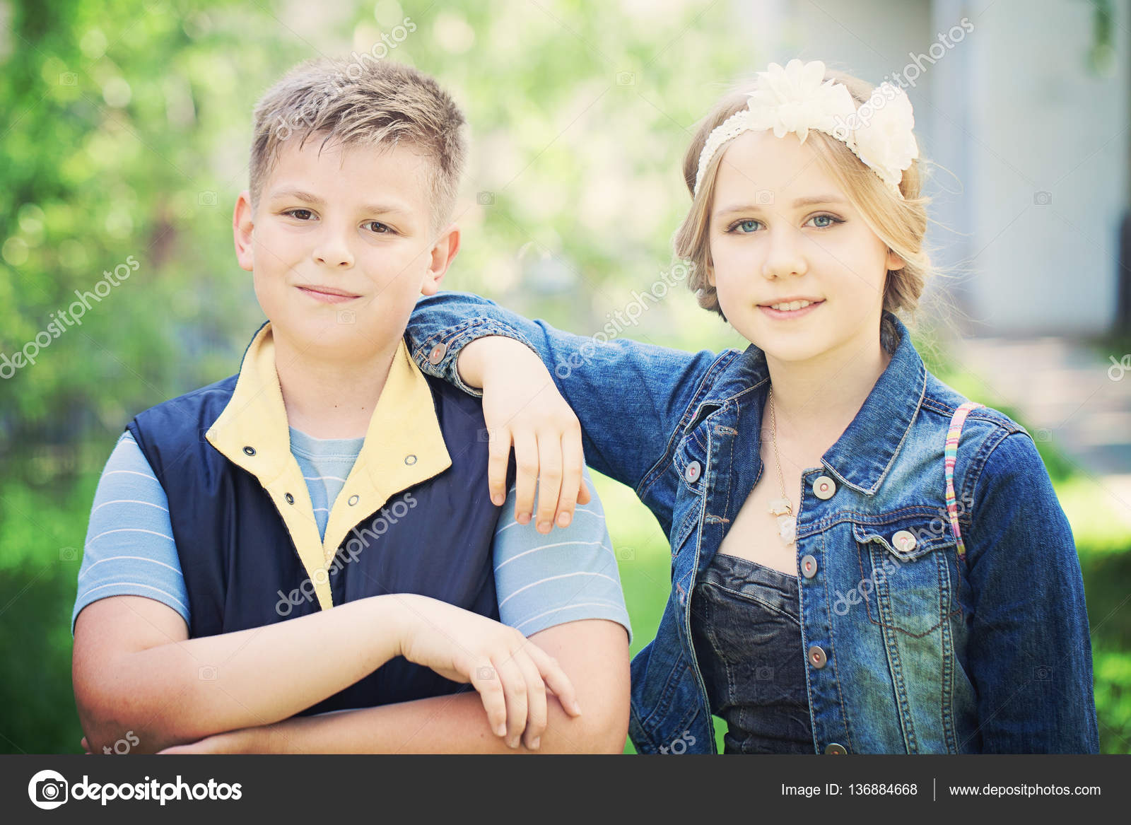 Lindos niños chico y chica al aire libre: fotografía de stock © Artmim #136884668 | Depositphotos