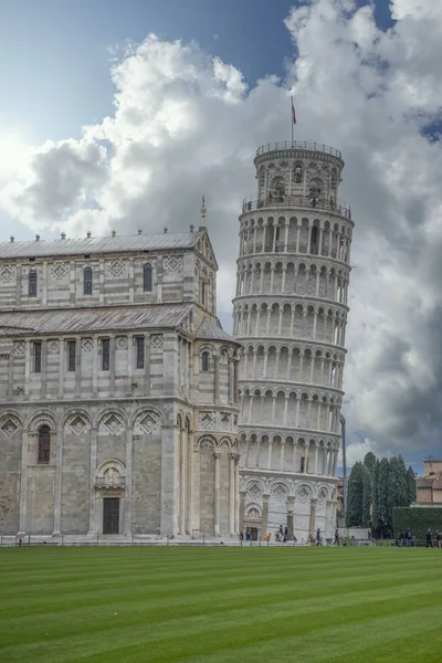 Uma torre inclinada fotos de stock, imágenes de Uma torre inclinada sin ...