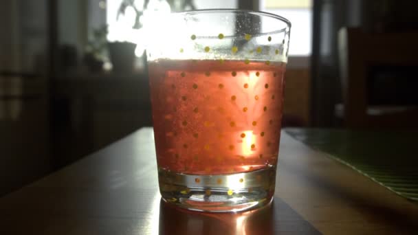 Disolver Aspirina fizzy píldora en vaso de agua — Vídeo de stock ...