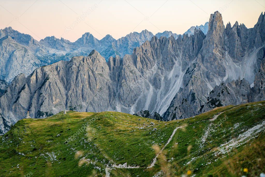 Vista panorámica de los famosos picos de montaña Dolomitas brillando en ...