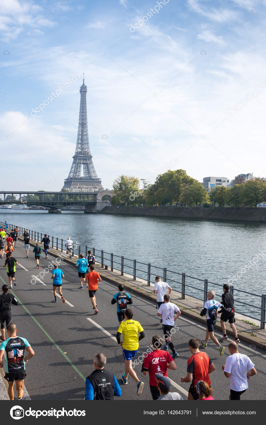 Marathon in Paris – Stock Editorial Photo © gumbao #142643791