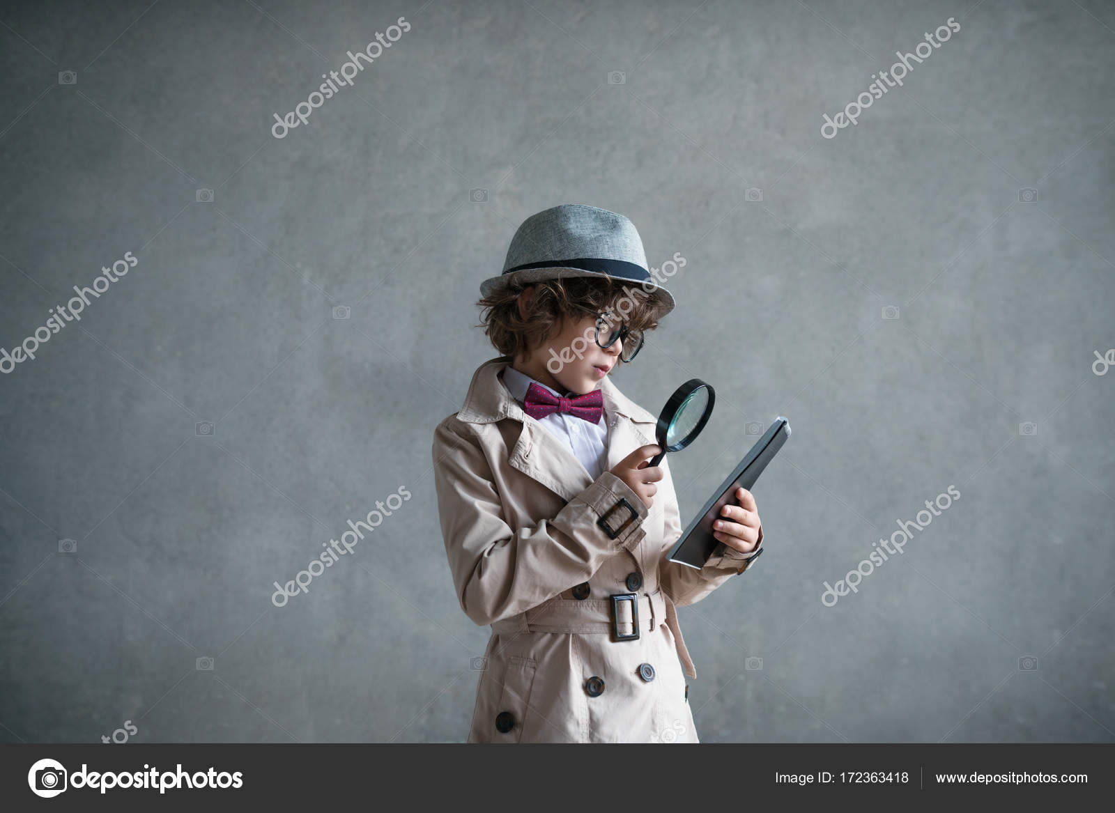 Petit inspecteur en studio image libre de droit par Deklofenak © #172363418